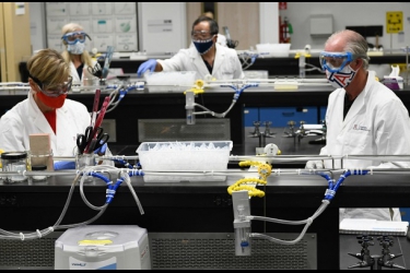 President Robbins Visits CBC Undergraduate Teaching Labs | UArizona ...